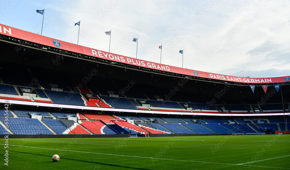 Foto de The lawn of Paris-Saint-Germain (PSG) stadium (interior), the ...