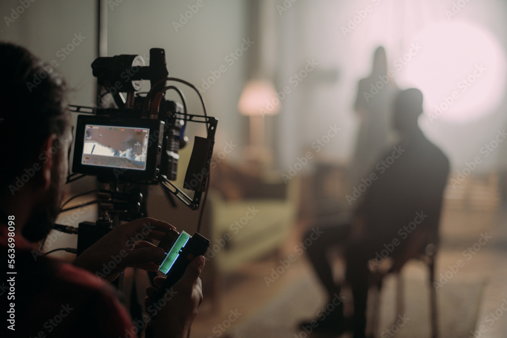 The focusing device turns focus on the set. The fokuspuler checks the ...