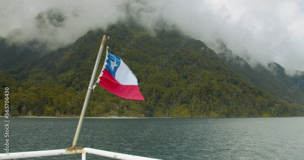 Bandera chilena en un bote recorriendo el Lago Todos los Santos, en el ...