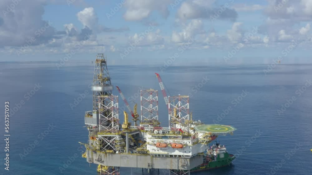 Vidéo Stock Aerial view from a drone of an offshore jack up rig, oil ...