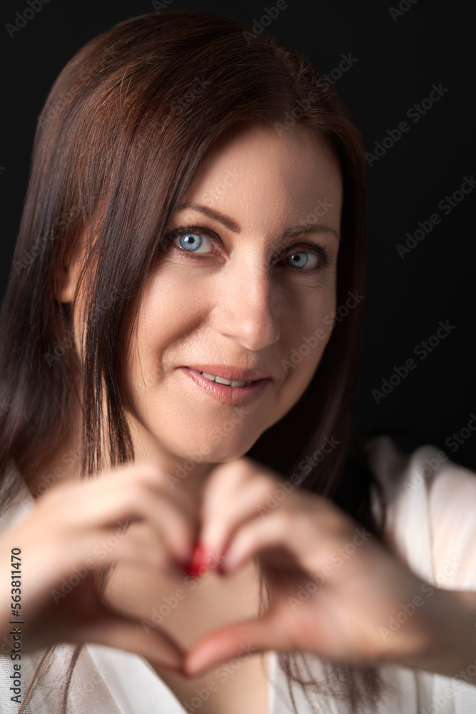 Brunette Caucasian ethnicity woman confesses in love, makes heart ...