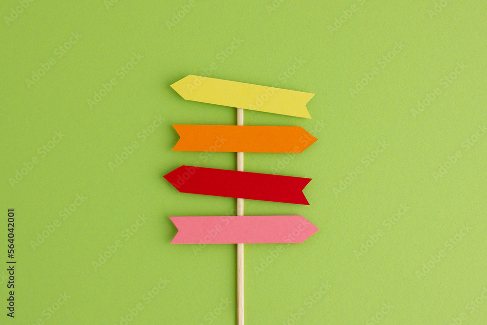 Wegweiser zur Orientierung mit vier Pfeilen und Platz für Text - Bunte ...