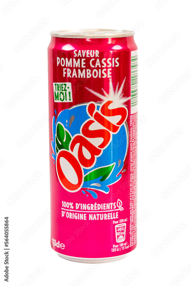 canette d'Oasis saveur pommes cassis framboise, isolé sur un fond blanc ...