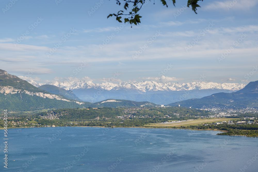 Panorama du lac du Bourget en été depuis le massif des Bauges, Savoie ...