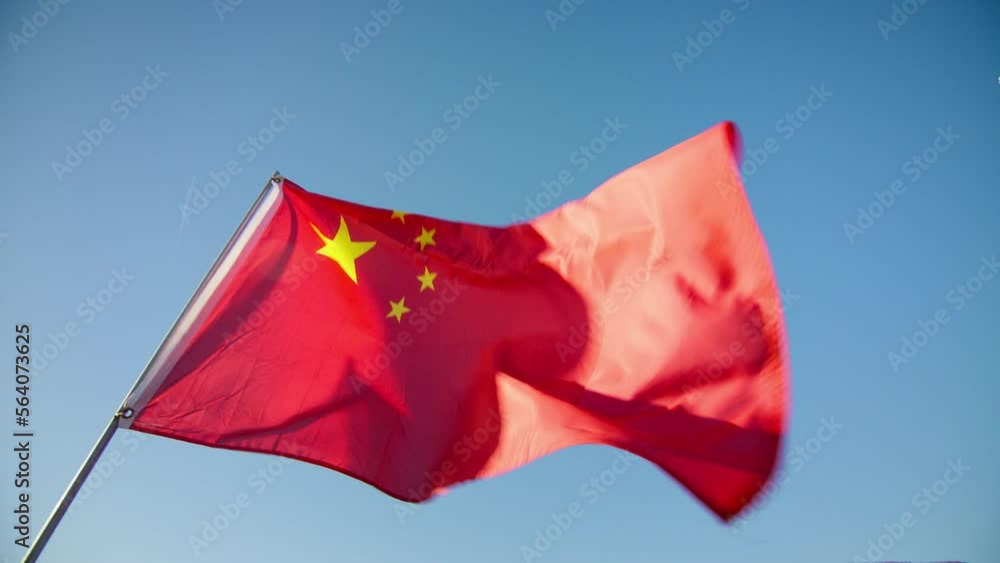 Vidéo Stock Red flag of China waving wind with clear blue sky on motion ...