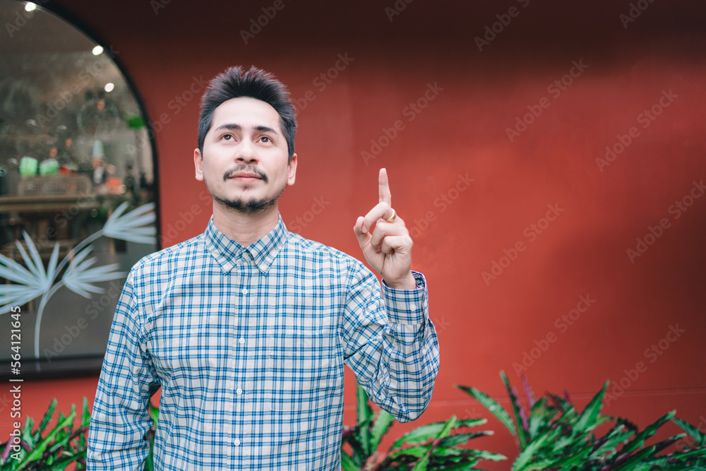 Foto de Young Muslim Raising the index finger for Tauhid symbol in ...