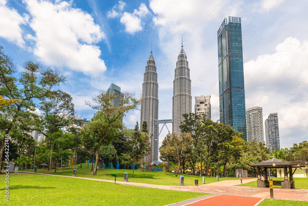 Fotka „January 12, 2023: petronas twin towers, the tallest buildings in ...