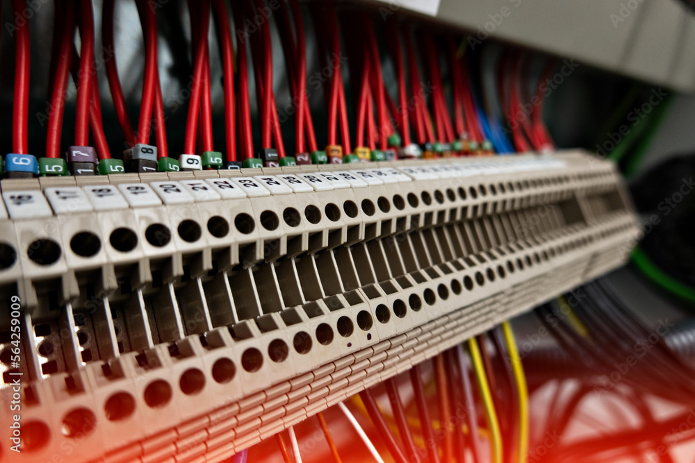 Terminales eléctricos de paso para conectar cables de montaje con ...