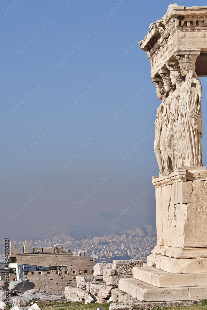 Foto de Caryatids, women figures statues at Erechtheion ancient Greek ...