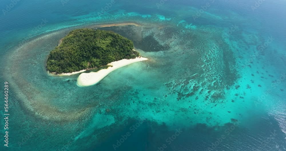 Vidéo Stock Tropical island in the blue sea with atoll and the beach ...