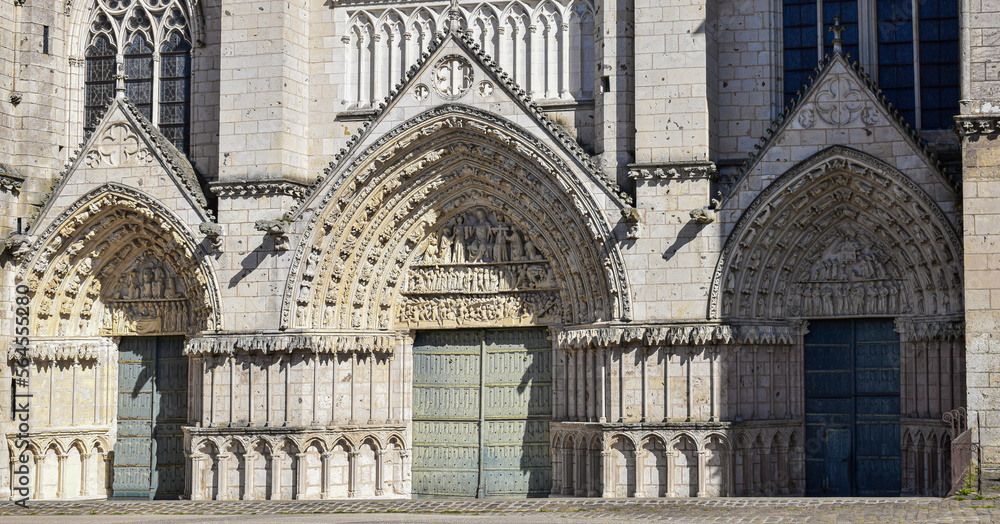 Detalle pórtico estilo gótico en la fachada de la basílica catedral de ...