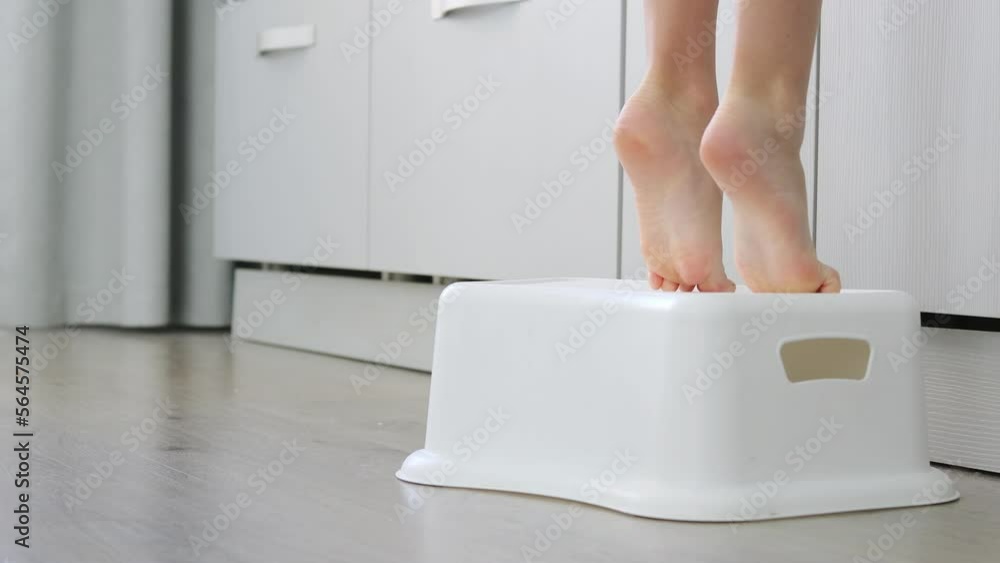 Vidéo Stock Small children's legs getting up on the step. Small ...