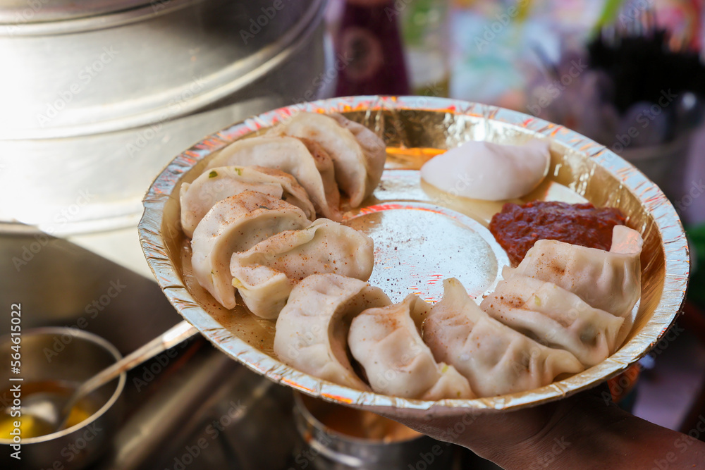 Foto de Vegetarian traditional dumpling momos. Tibetan momo Street food ...