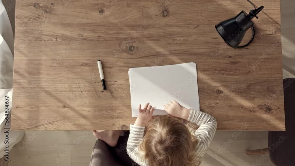 Video Stock Top view of girl at her desk, picking up empty paper ...