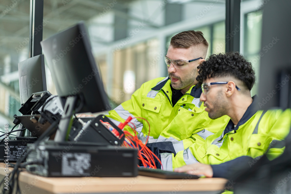 Foto de Electrical engineers supervise and design PLC electrical ...