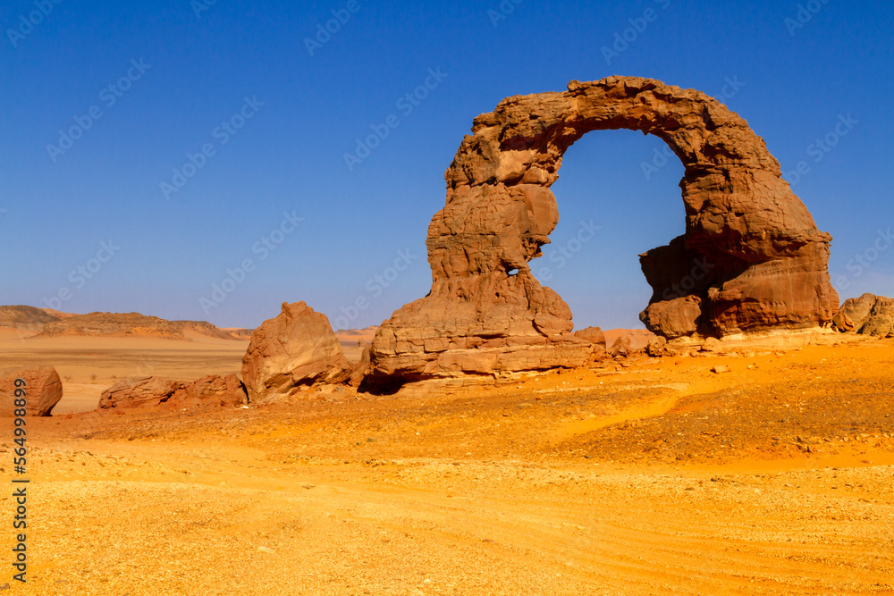 The huge, natural arch called "Arch of Tehak" in the Tadrart mountains ...