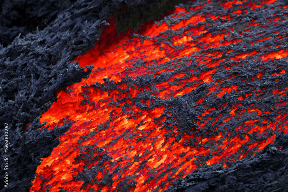 Magma - colata lavica incandescente che scorre in dettaglio foto de ...