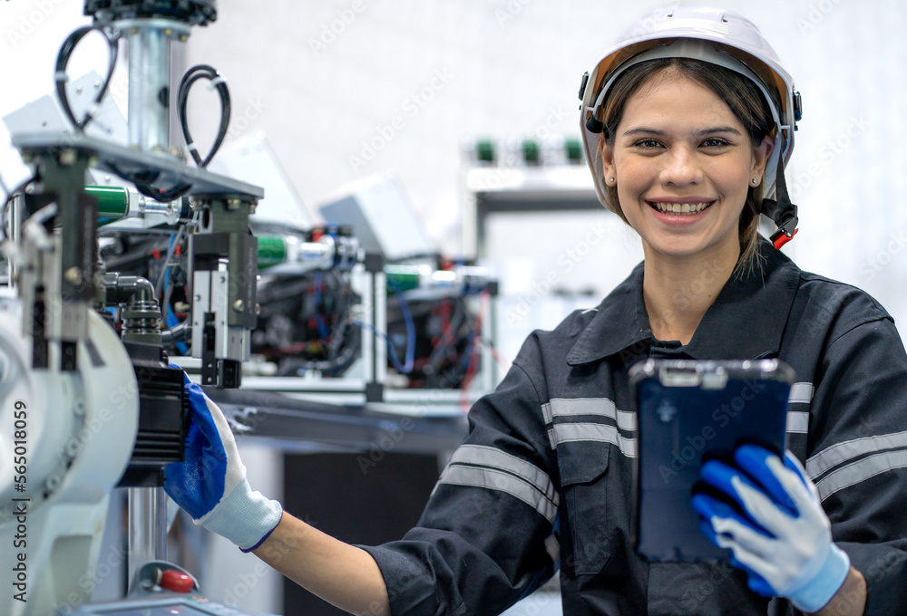 Foto de Computer science development engineer working on robotic arm connection and control ...