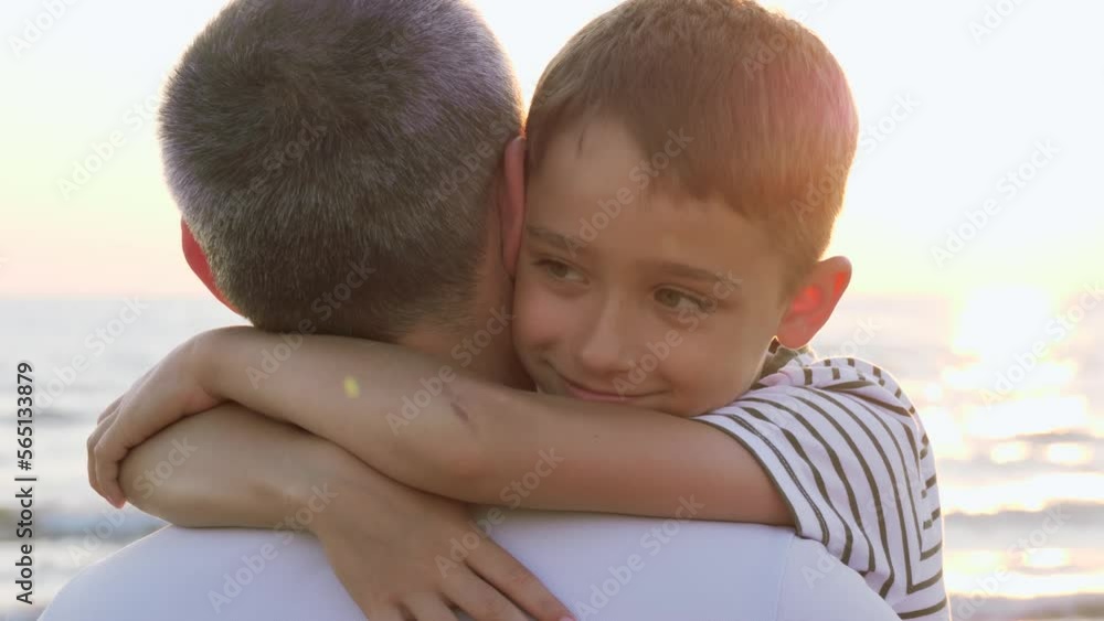 Vidéo Stock happy people on the seashore. baby boy hugs his dad and ...