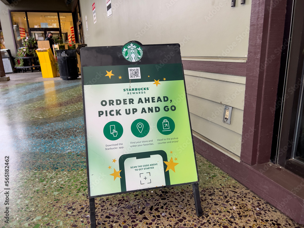 Foto de Mill Creek, WA USA - circa October 2022: Wide view of a Pick up ...