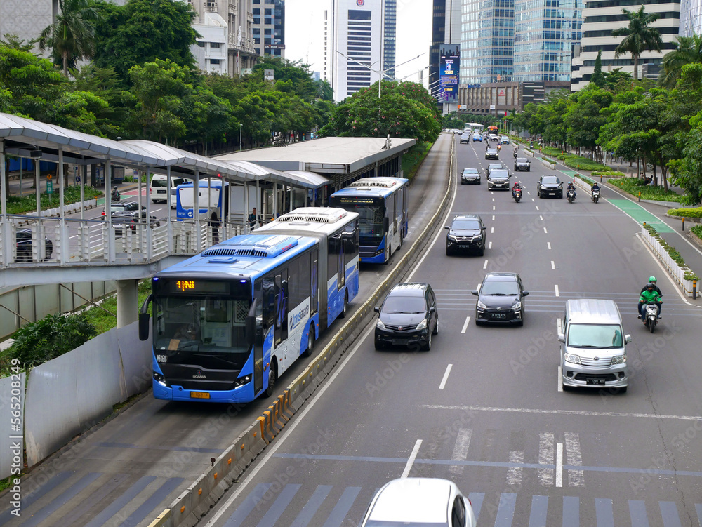 Foto de Transjakarta brt transit at bus station Karet sudirman in busy ...