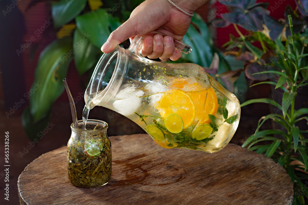 mano cebando tereré, bebida fría tradicional de Argentina y Paraguay ...