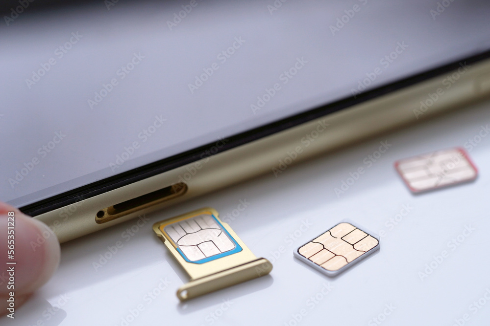 Foto de Person inserting a sim card into back of mobile phone, Sim card ...