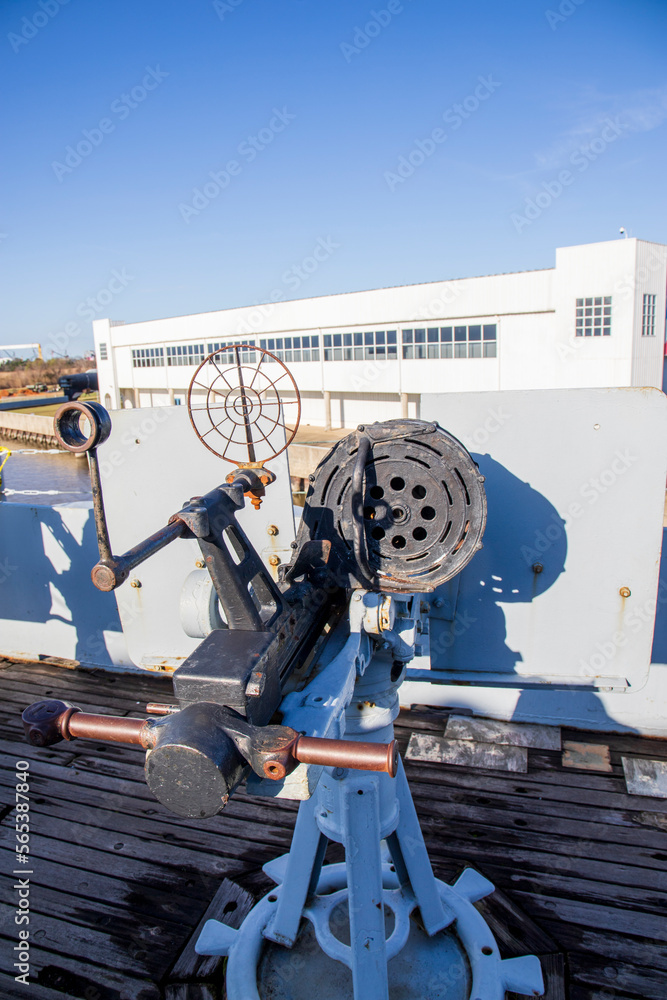 Foto de 20 MM AA Machine guns mounted on the deck of the USS Alabama ...