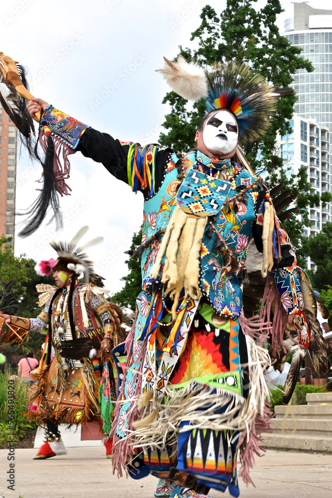 Plakát Indigenous native People in traditional Native Canadian clothing ...