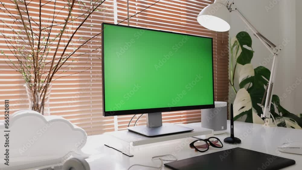 Stockvideo Zoom in computer display monitor with green screen chroma ...