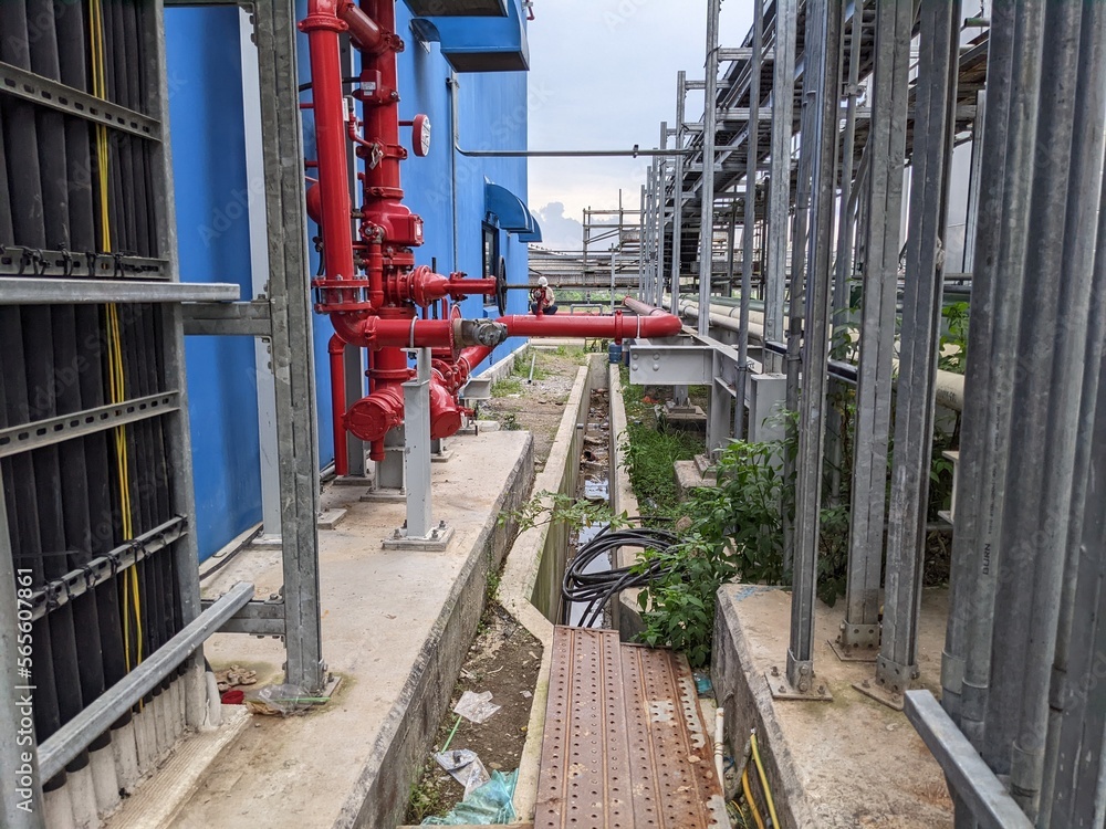 Foto de Pipe rack and pipe installation on the construction power plant ...