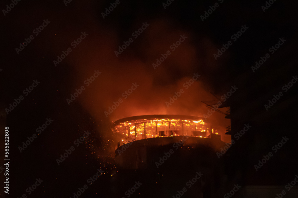 Foto de a fire in a building, a burning house at night, a roof on fire ...