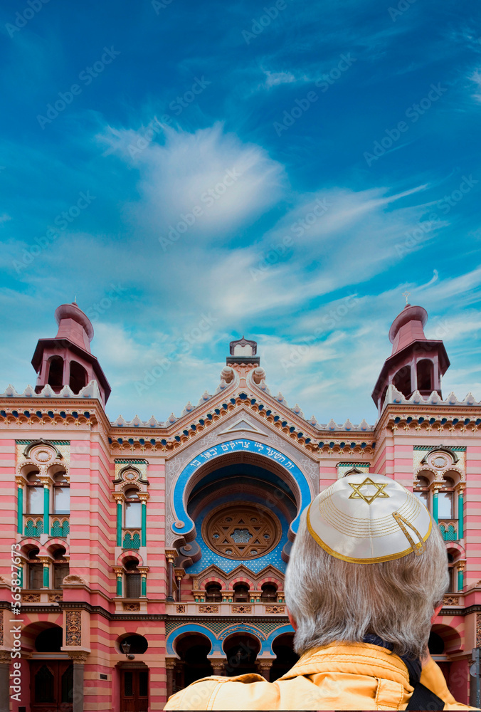 Jude mit Kippa vor einer Synagoge Stock Photo | Adobe Stock