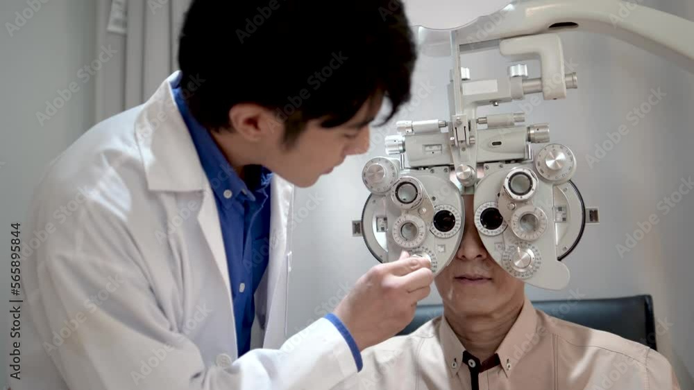 Vidéo Stock Ophthalmologist doing eye test on male patient in an exam ...