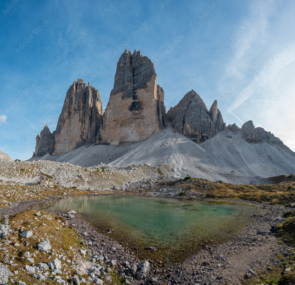 Markantes Felsmassiv in den Dolomiten in Südtirol mit See und Drei ...