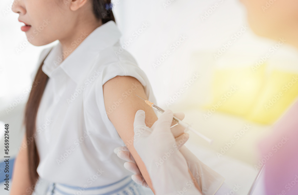 Fotka „doctor inject vaccine to woman, Deltoid muscle injection ...