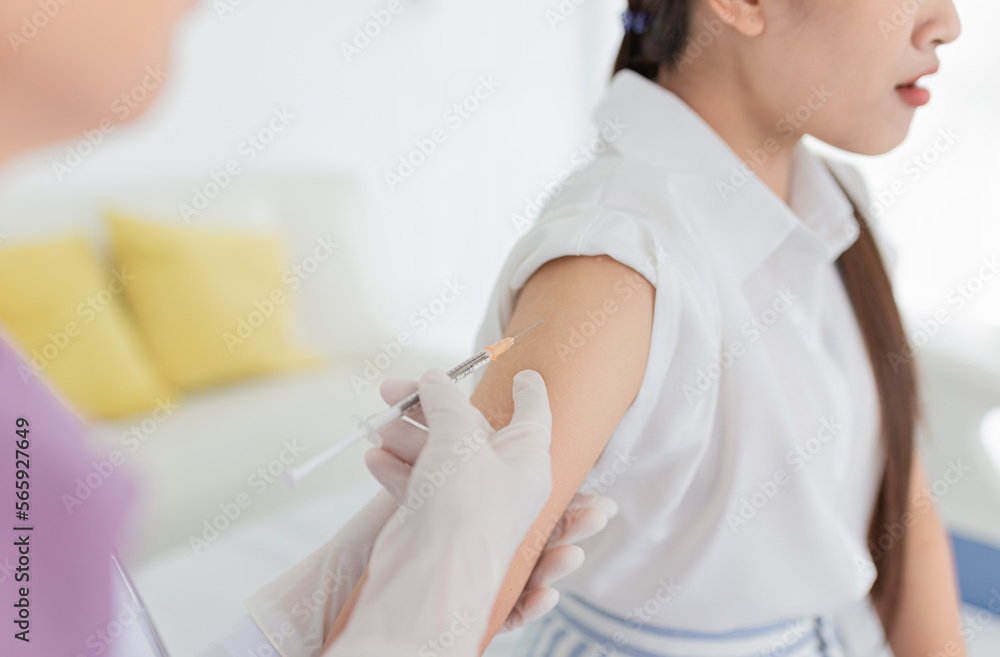 Foto de doctor inject vaccine to woman, Deltoid muscle injection ...