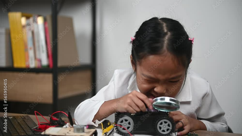 Vidéo Stock Asian littlle girl constructing and coding robot at STEM ...