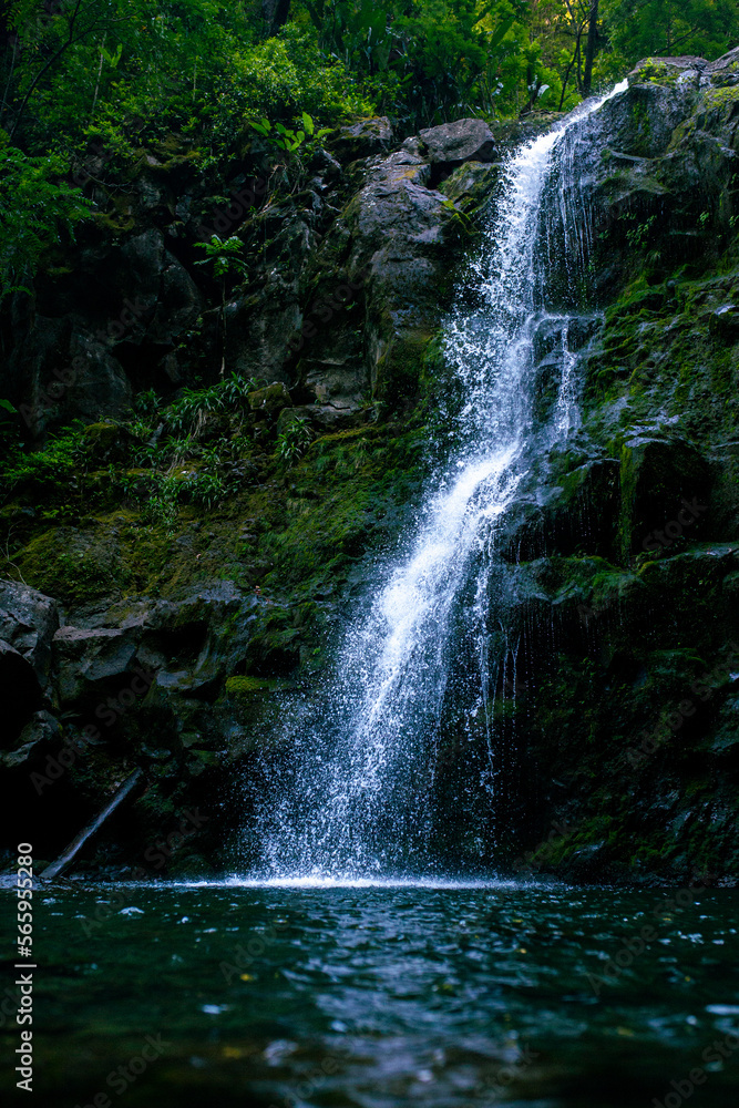Three Bears Falls, Road to Hana, Maui, Hawaii - Wasserfall im Grünen ...