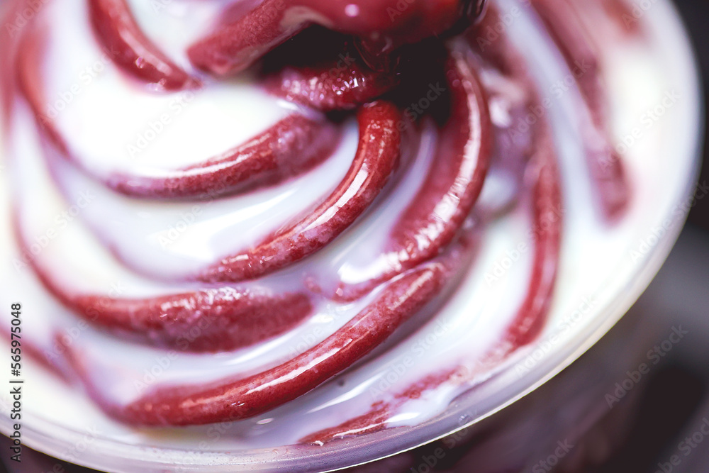 Açaí congelado com leite condensado em fotografia macro. Comida ...