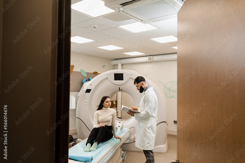 Foto de Consultation before computed tomography x-ray scan procedure to ...