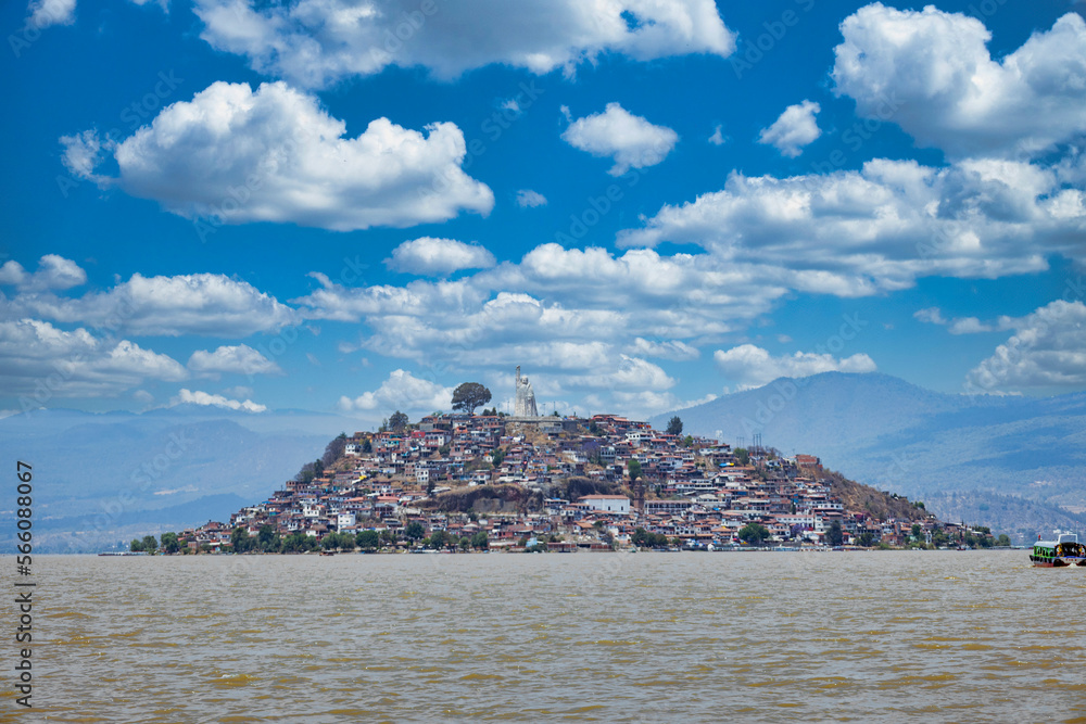 Janitzio, Isla en el lago de Patzcuaro, un lugar turistico. Stock Photo ...
