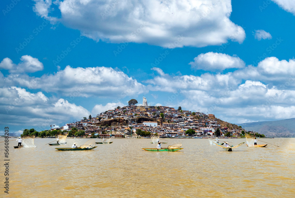 Janitzio, Isla en el lago de Patzcuaro, un lugar turistico. Stock Photo ...