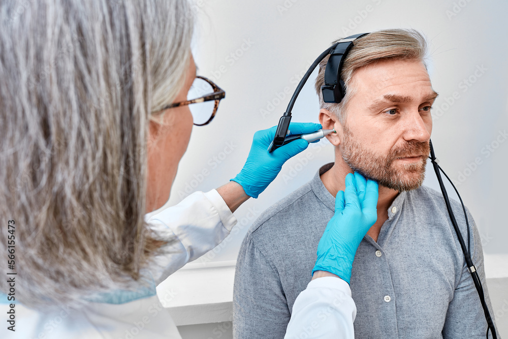 Foto de Handsome man during tympanometry or impedance audiometry and ...