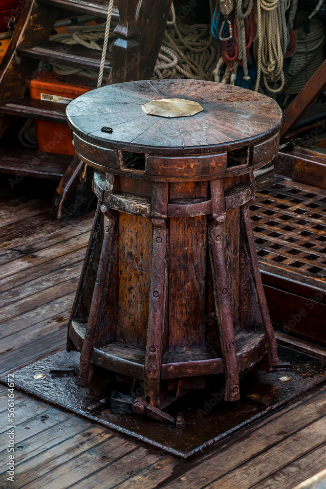 Stockfoto cabestan ancien en bois, pour enrouler ou dérouler une corde ...