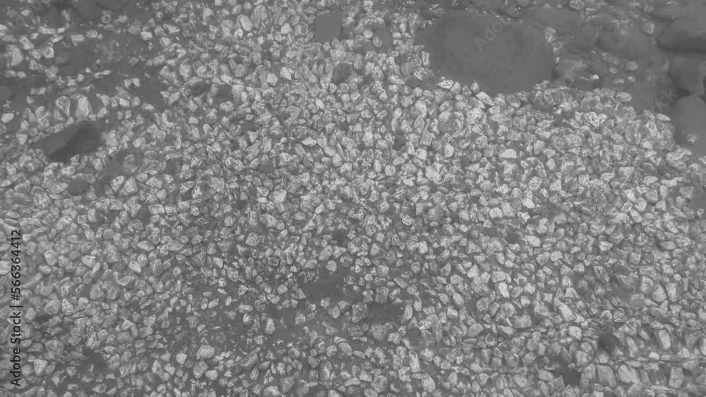 Vidéo Stock Looking down over the crystal clear transparent waters of ...