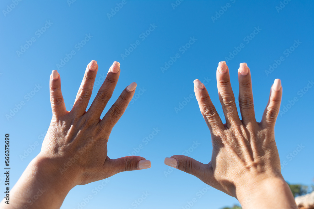 Toma de manos de mujer joven aisladas sobre fondo azul Stock Photo ...