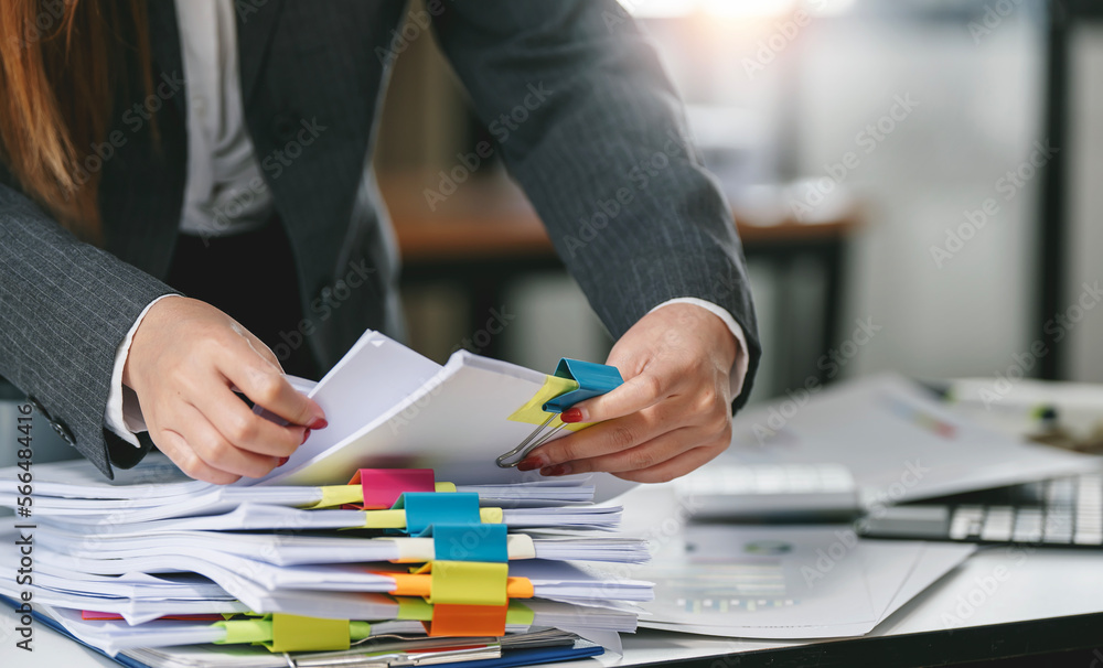 Foto de Businesswoman hands working in Stacks of paper files for ...
