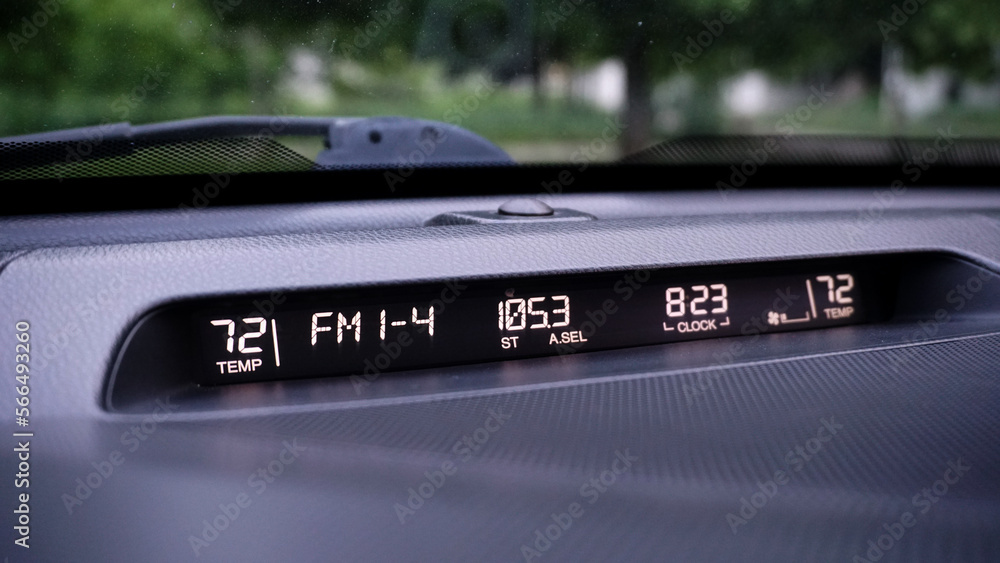 Foto de on-board computer screen on the car's dashboard with automatic ...