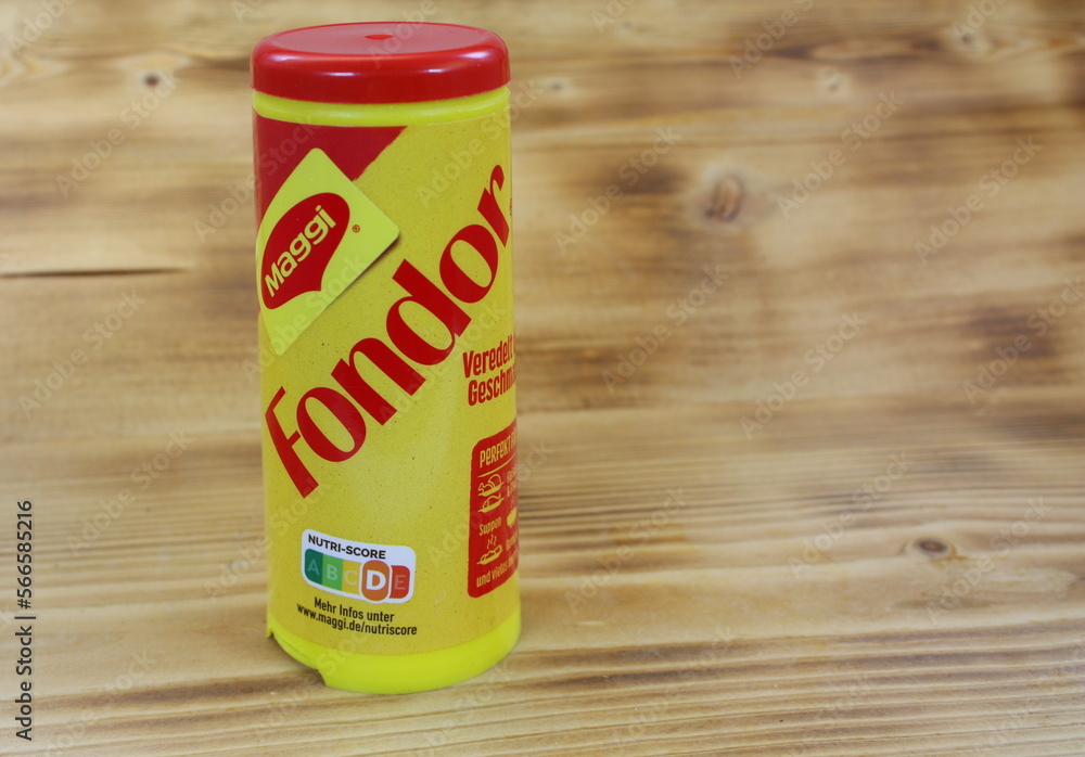 Nahaufnahme eines gelb-roten Streuer mit dem Gewürz Fondor der Firma ...